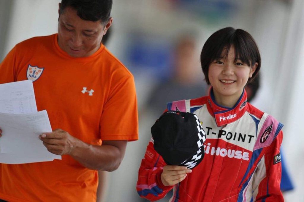 女子中学生レーサーJuju F4開幕戦6月に延期へ 絶好調で本番待つ マシンのデザインも完成 – ラジオ関西ほかF4まとめ【f4 bandについても】 | 掘り下げマン